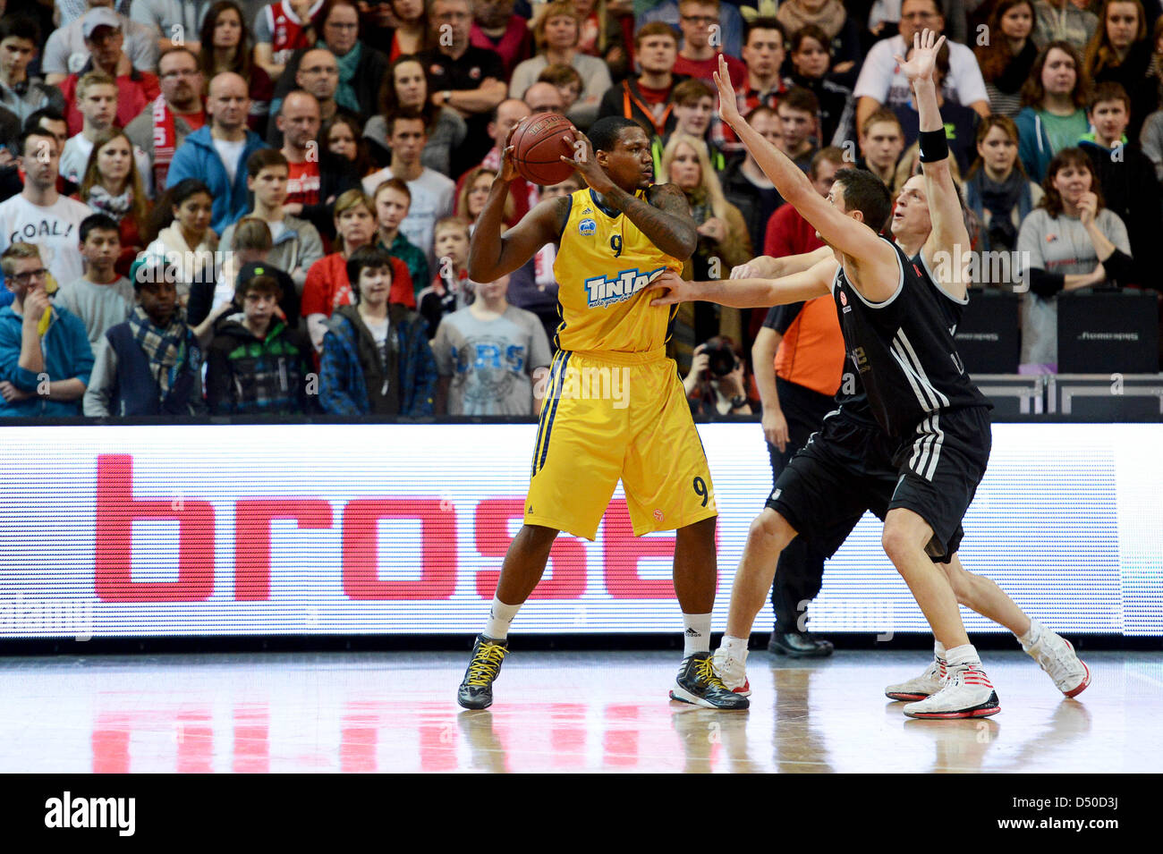 Bamberg's Bostjan Nachbar (front) and Casey Jacobsen vie for the ball ...