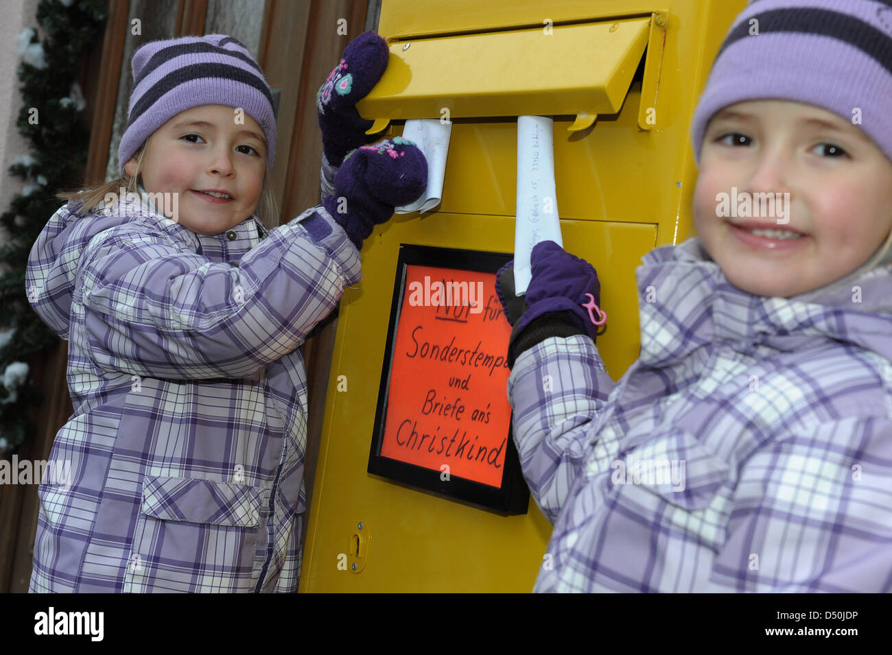 The five-year-old twins Leonie (l) and Elisa put letters into the ...