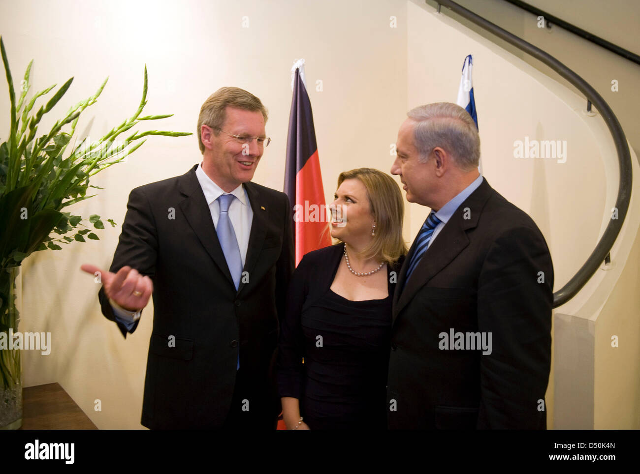 Israels Prime Minister Benjamin Netanjahu (R) and his wife Sara receive ...