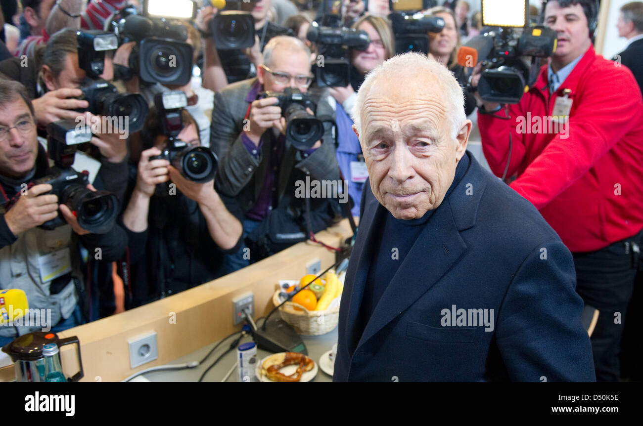 The mediator in the Stuttgart 21 conflict, Heinier Geissler, arrives ...