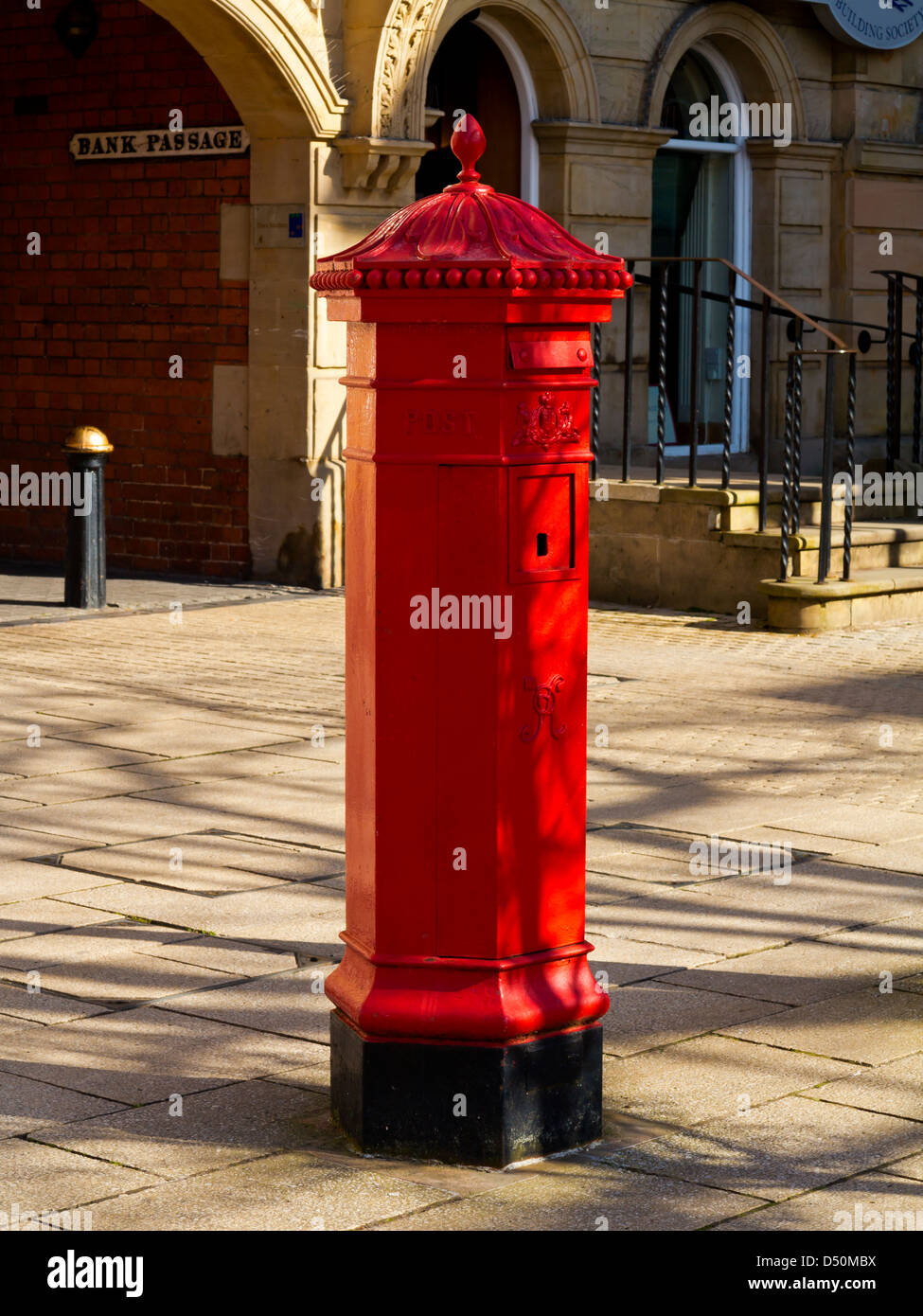 Victorian pillar box hi-res stock photography and images - Alamy