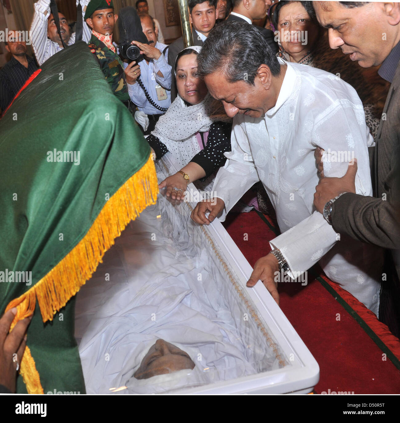 March 21, 2013 - Dhaka, Bangladesh - Relatives mourn over the dead body ...