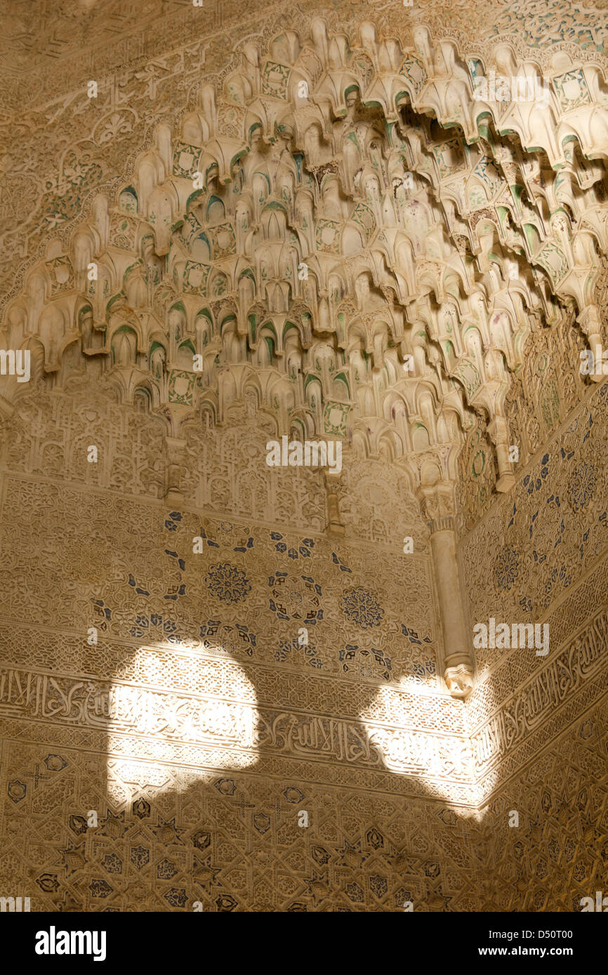 "Honeycomb," "stalactite," or "mocárabe" vaulting in the Hall of the ...
