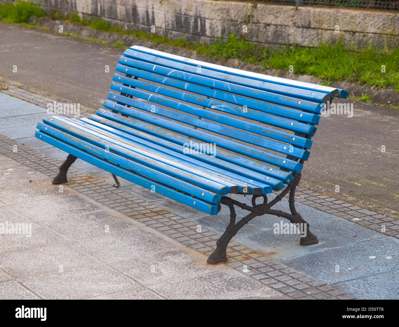 Blue bench outdoors hi-res stock photography and images - Alamy
