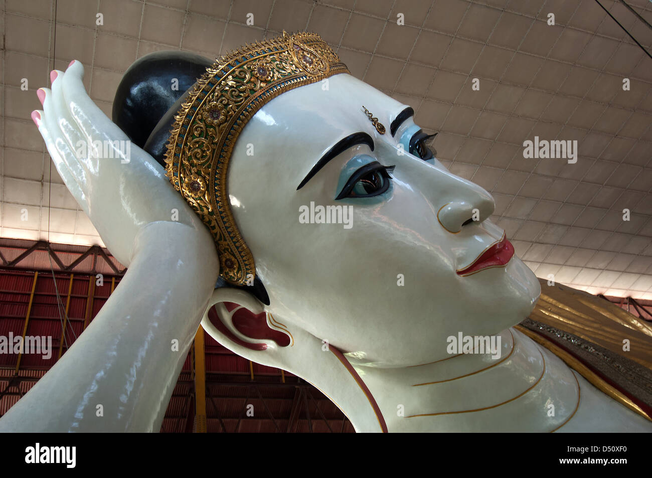The placid face of the absolutely massive Chaukhtatgyi reclining Buddha ...