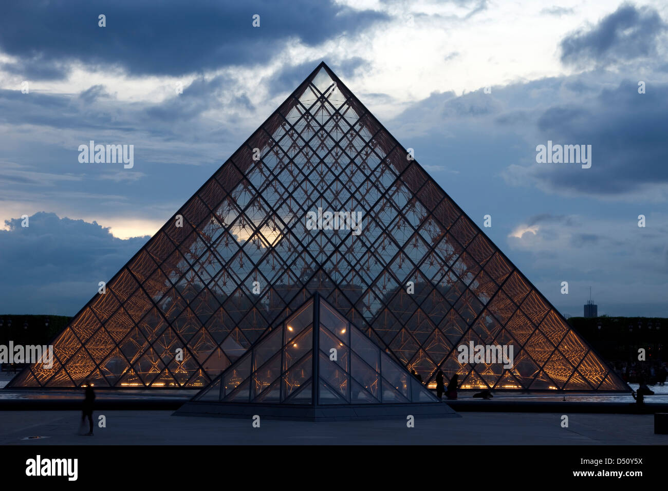 Pyramide du Louvre, Paris, France Stock Photo - Alamy