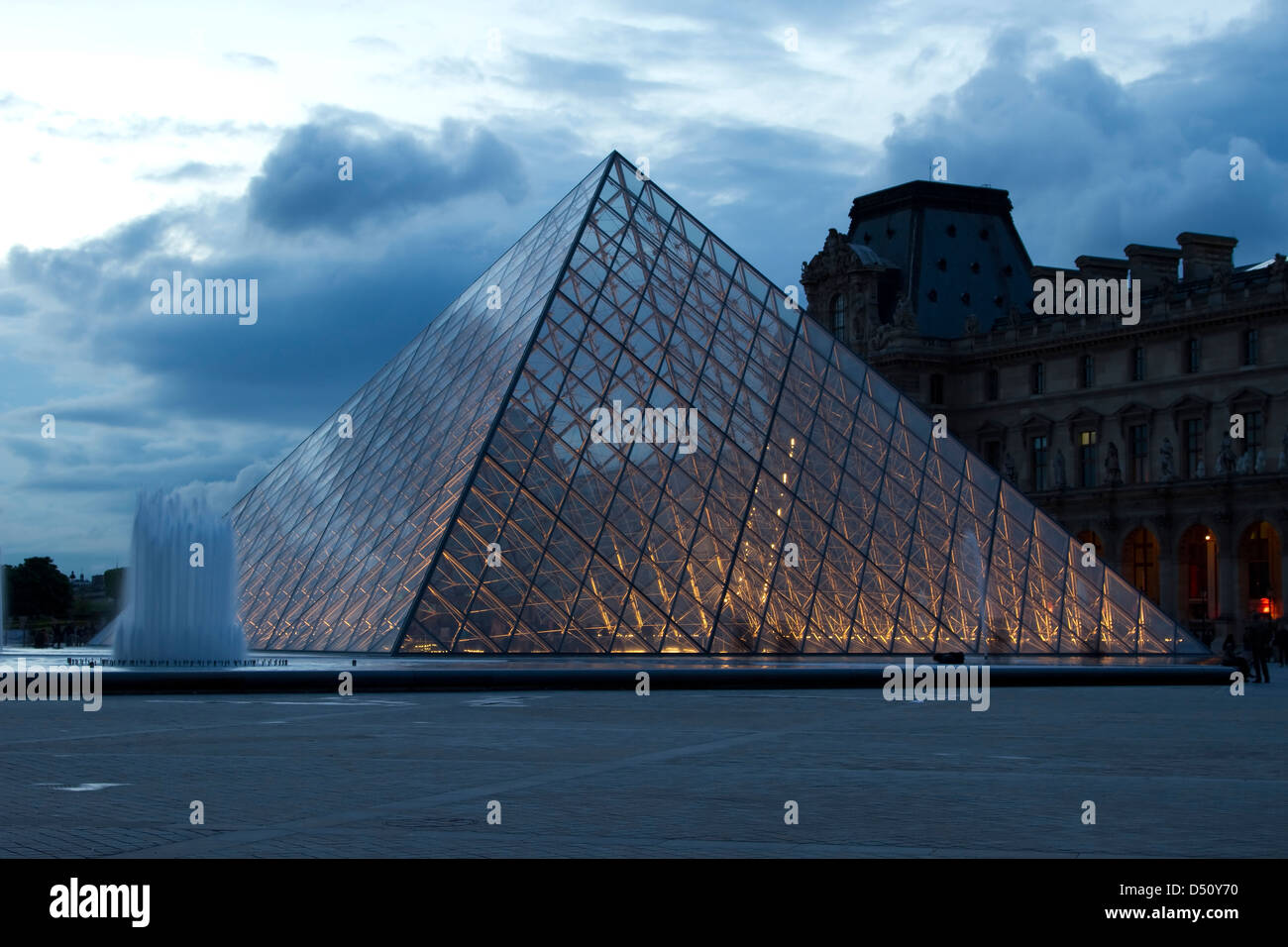 Pyramide du Louvre, Paris, France Stock Photo - Alamy