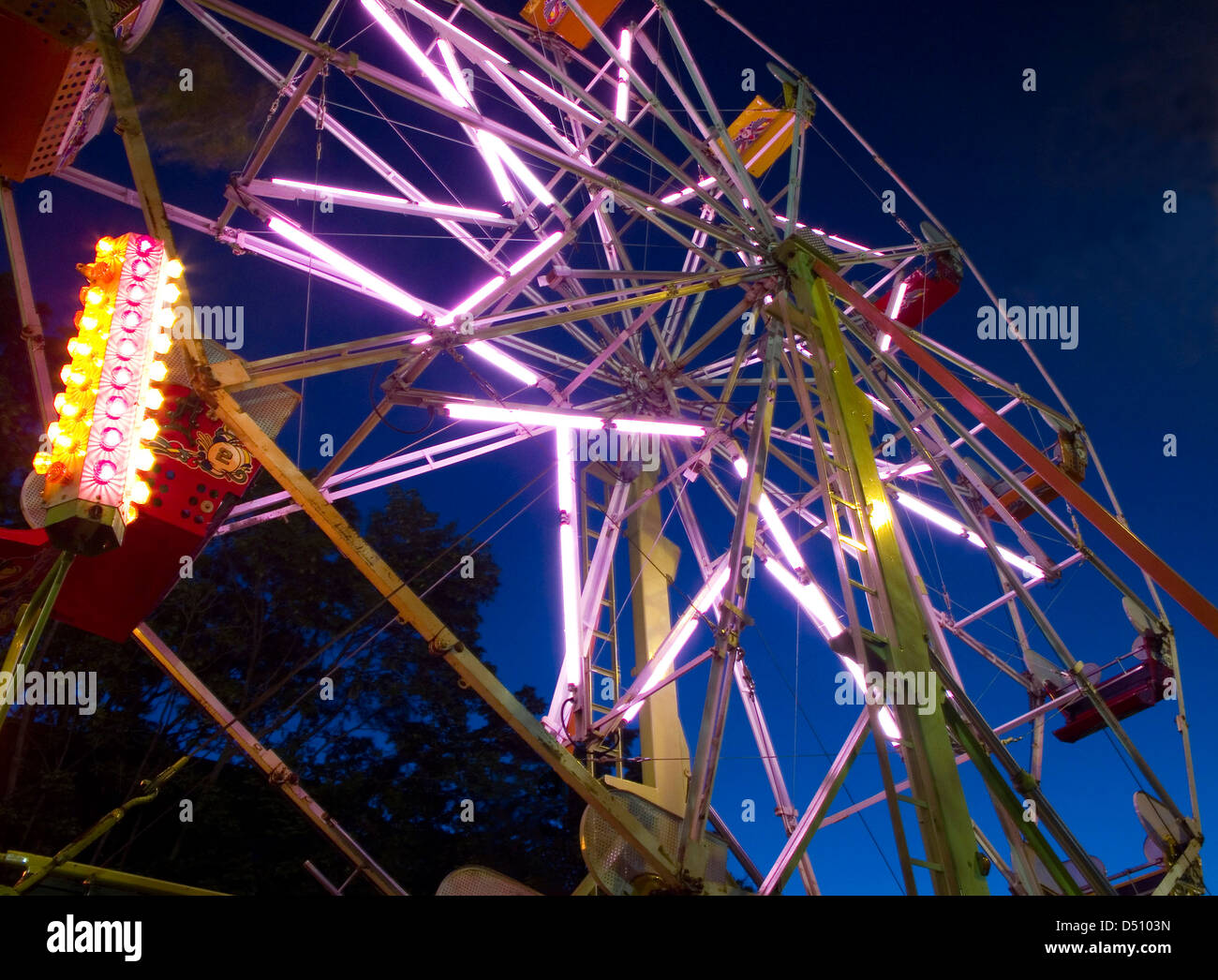 Night ferris wheel carnival hi-res stock photography and images - Alamy