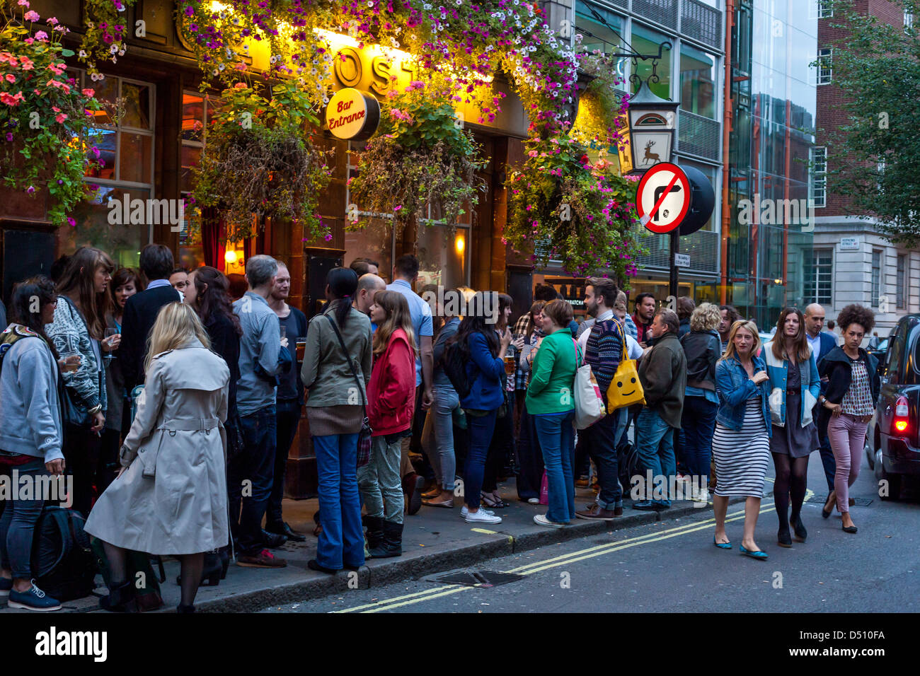 Crowded pub england hi-res stock photography and images - Alamy
