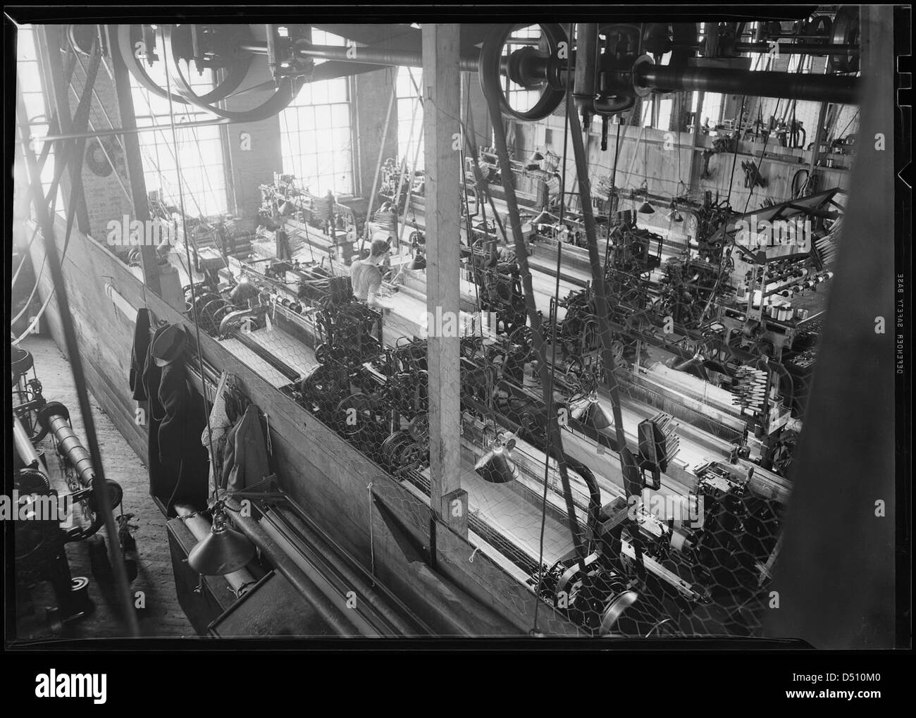 Factory workers 1930s america hi-res stock photography and images - Alamy