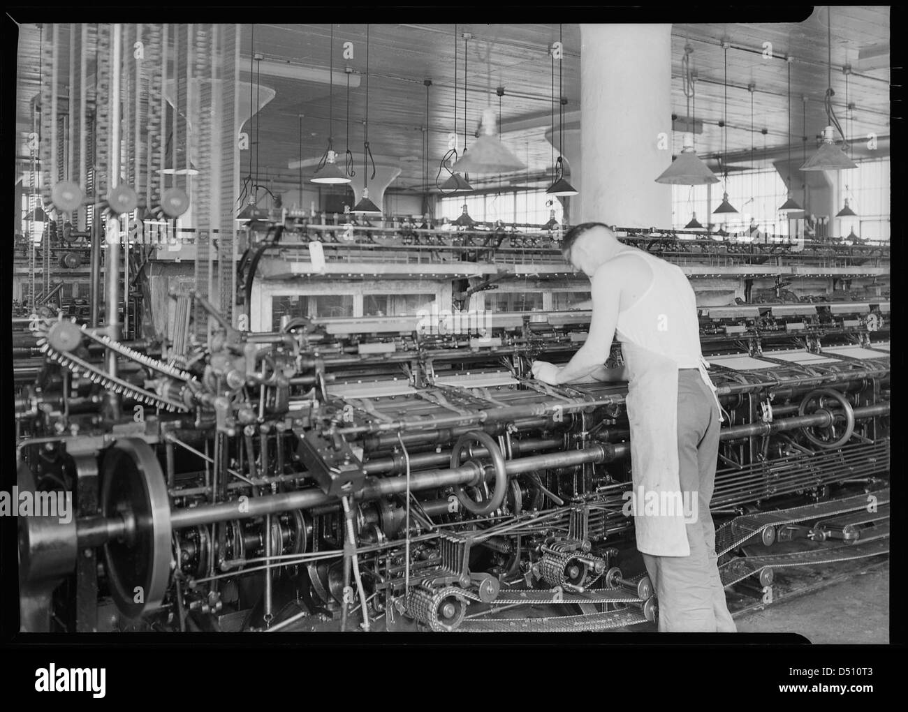 Row of machines hi-res stock photography and images - Alamy