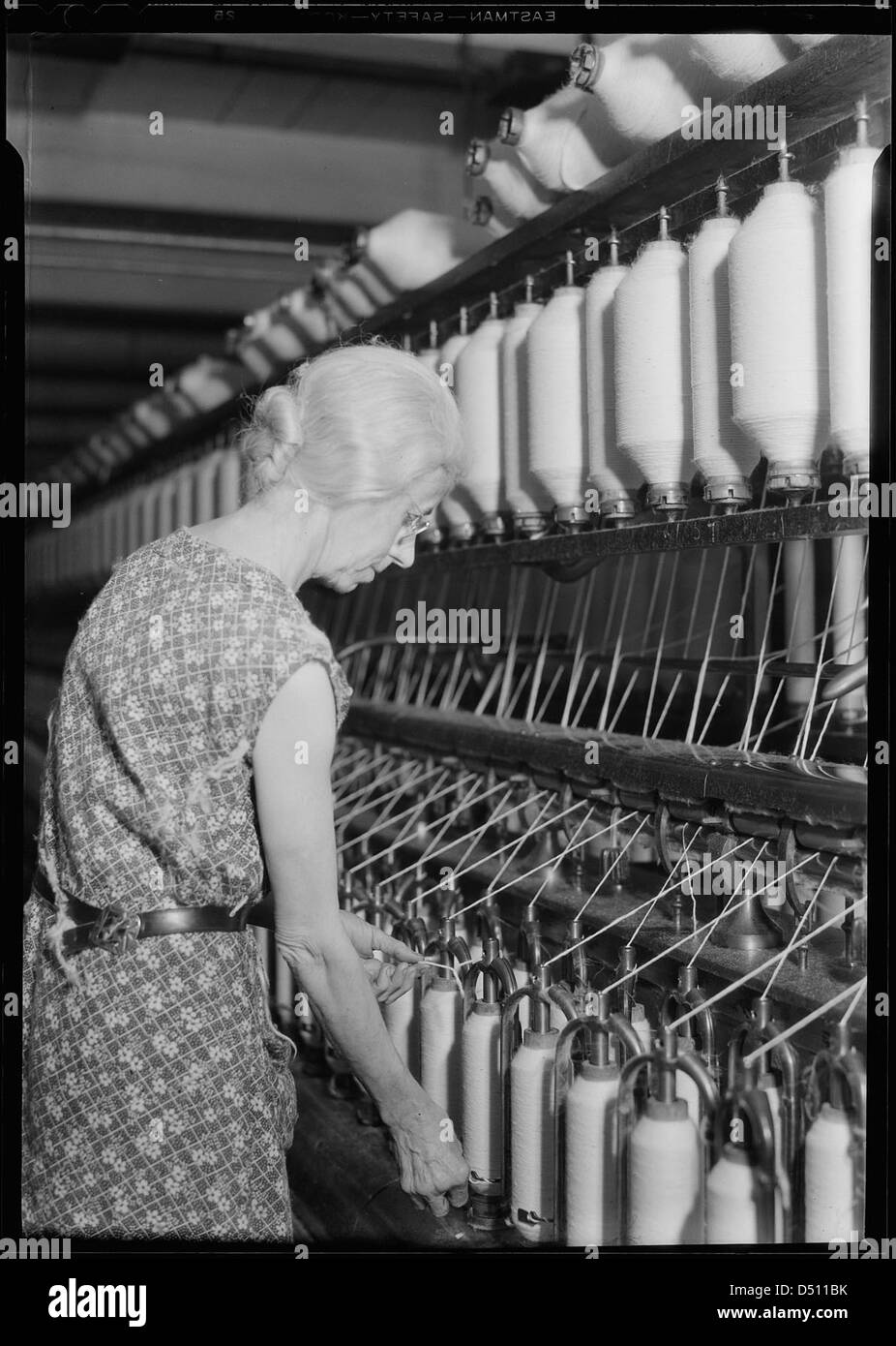 Thread twisting hi-res stock photography and images - Alamy