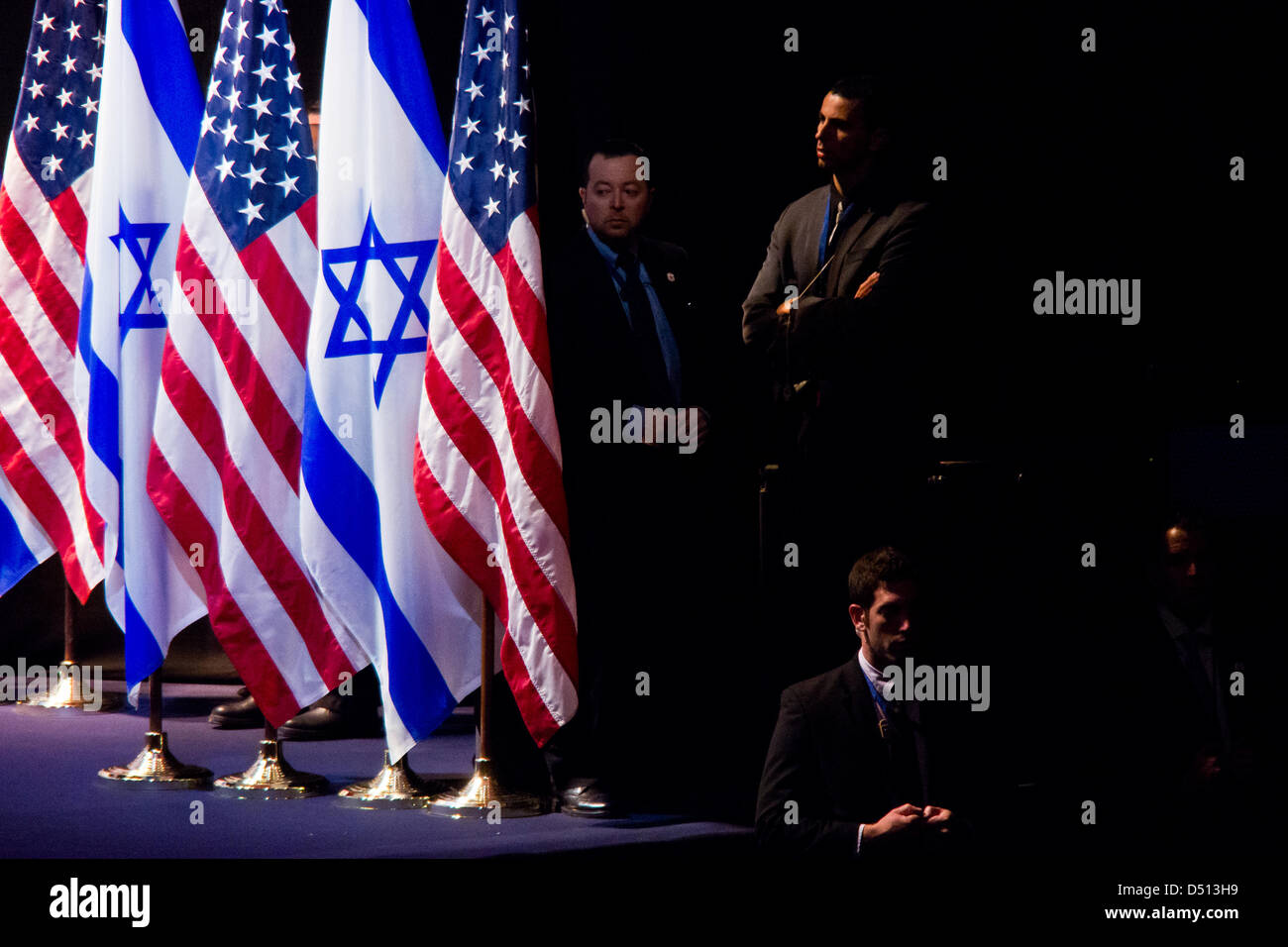 Secret Service agents keep a watchful eye on US President Barack Obama ...