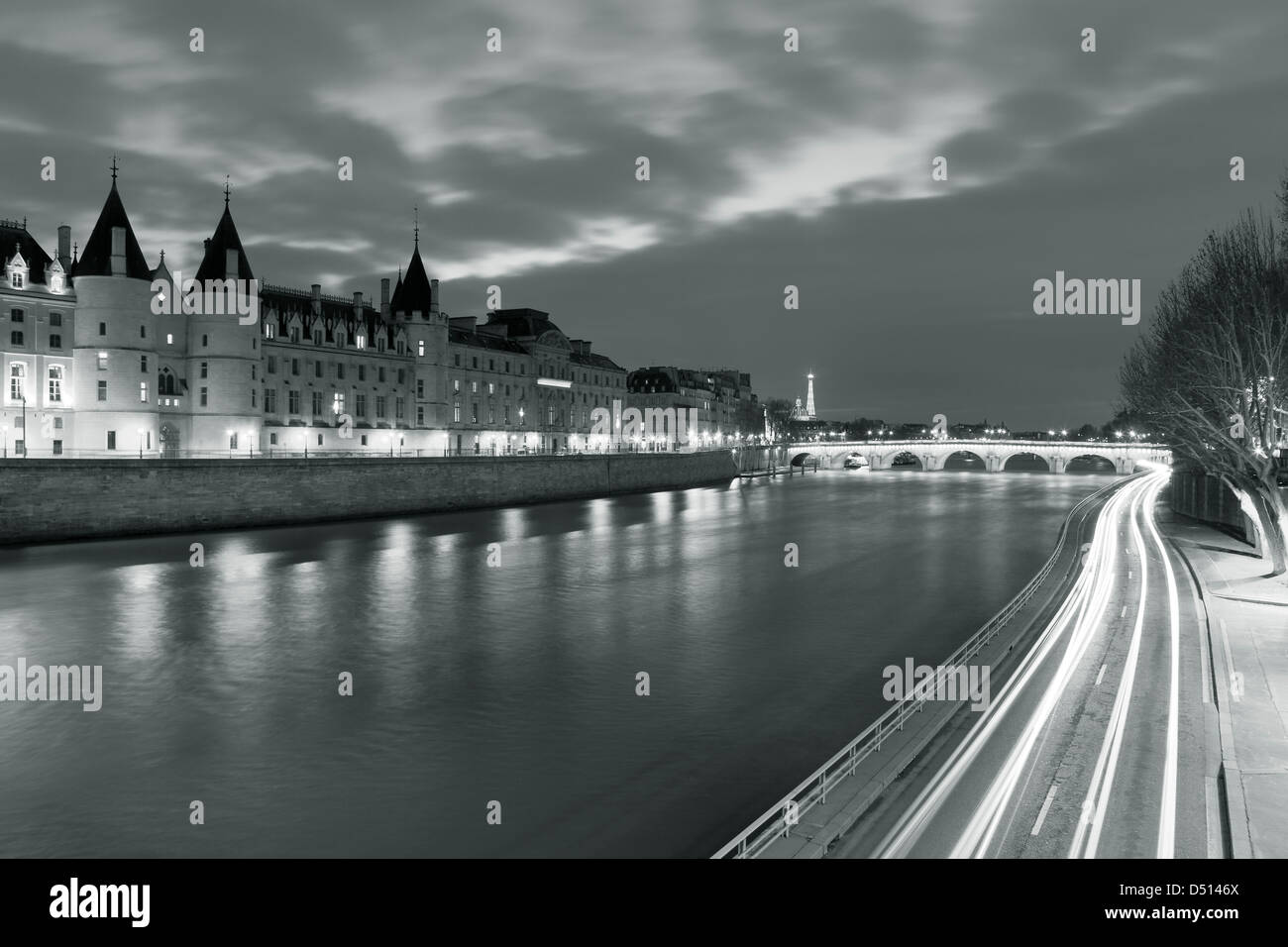 Paris night black and white hi-res stock photography and images - Alamy