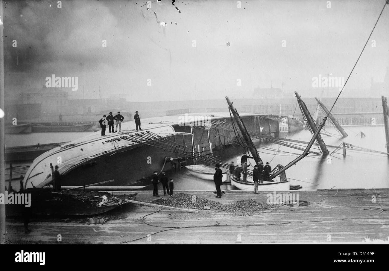 Disaster accident tragedy of ship hi-res stock photography and images ...