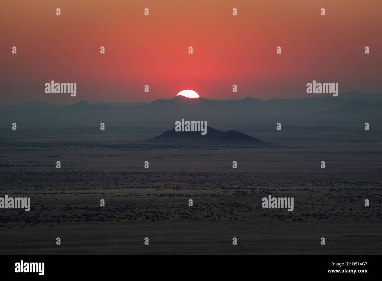 Red desert sunset hi-res stock photography and images - Alamy
