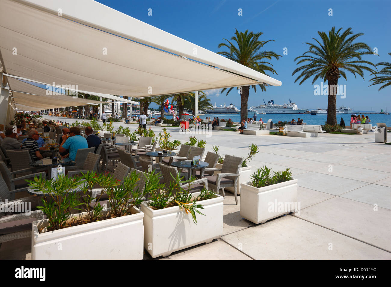 Split view hi-res stock photography and images - Alamy