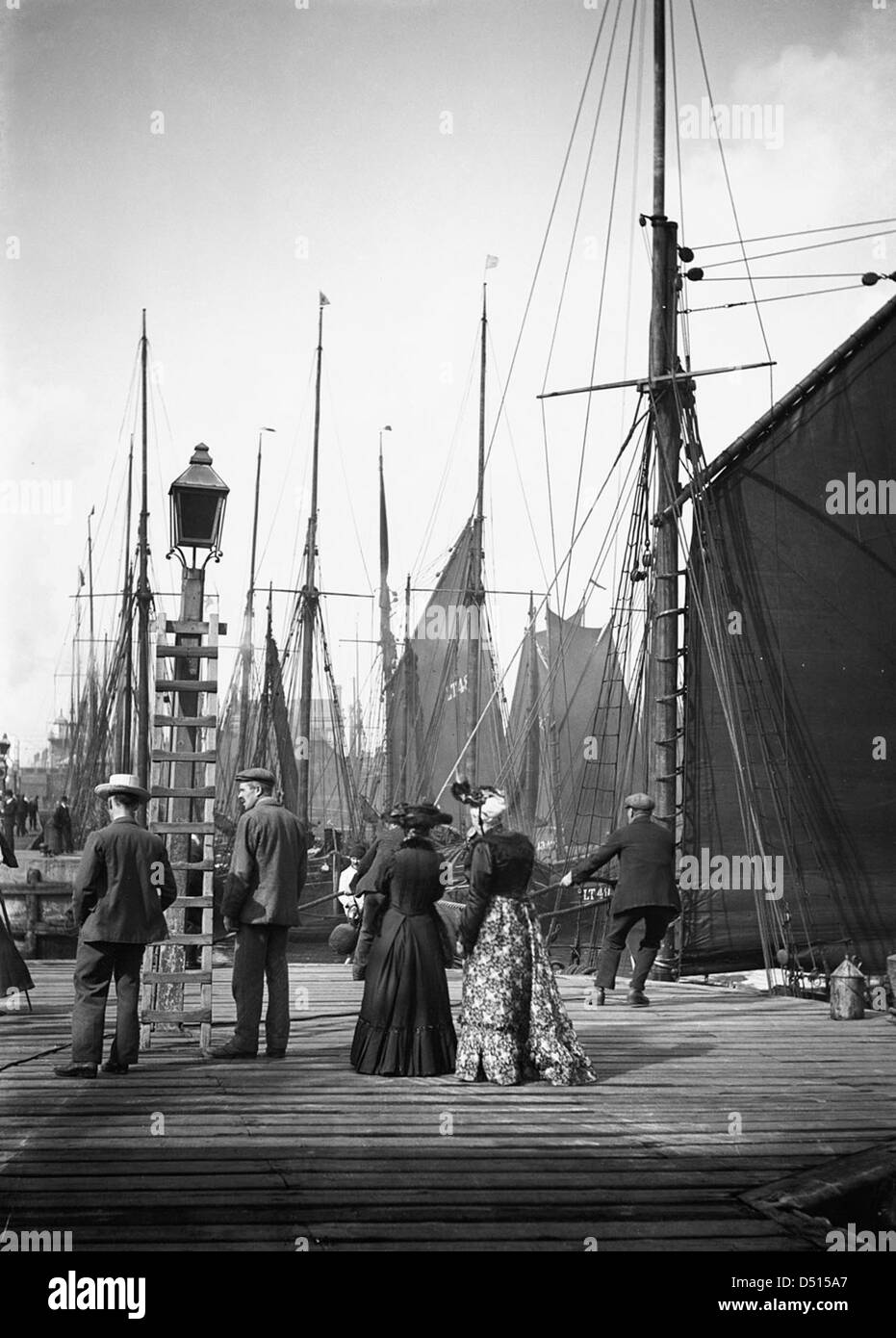 Victorian dock workers hi-res stock photography and images - Alamy
