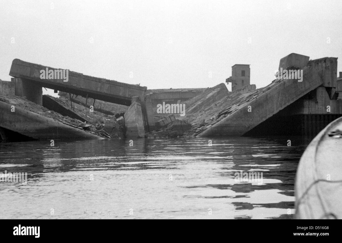 Bombed bridge hi-res stock photography and images - Alamy