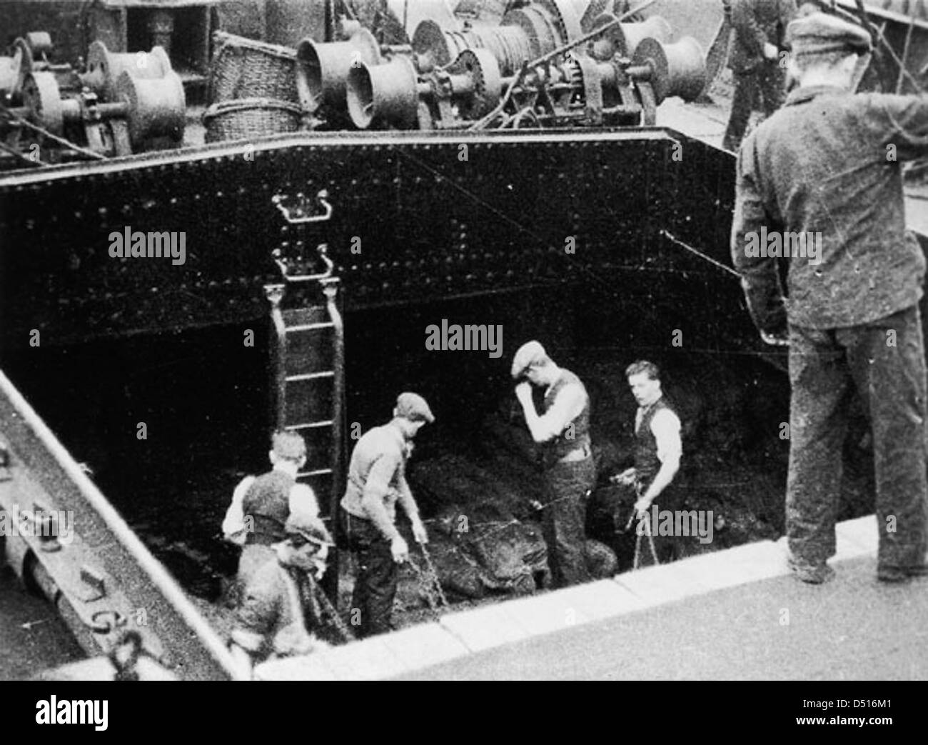 1920s london dock hi-res stock photography and images - Alamy