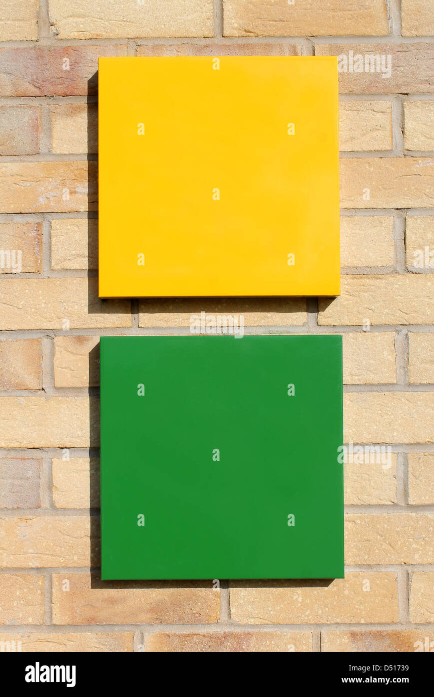 Yellow signs hi-res stock photography and images - Alamy