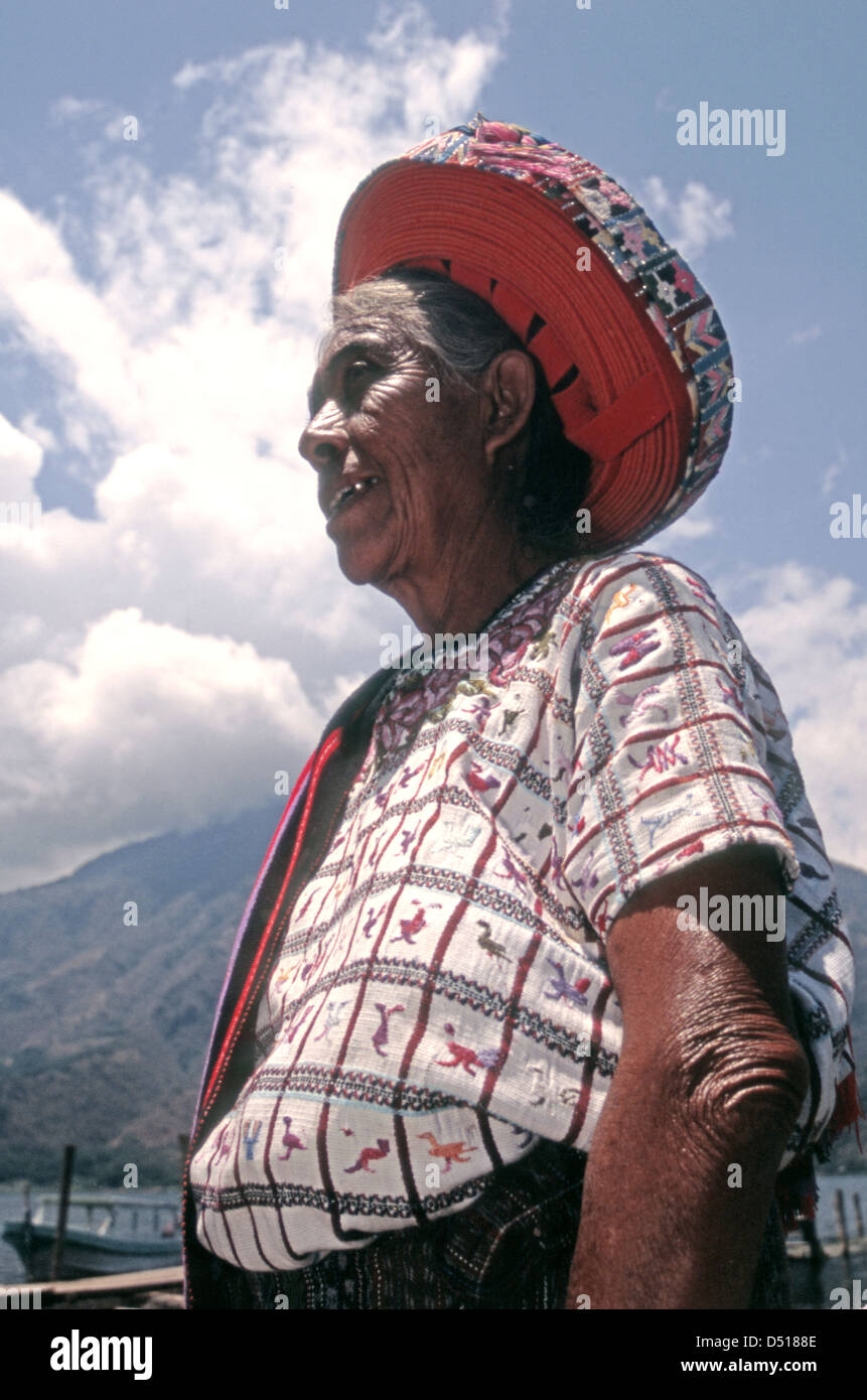 An elderly maya lady on the shores of lake atitlan Stock Photo - Alamy
