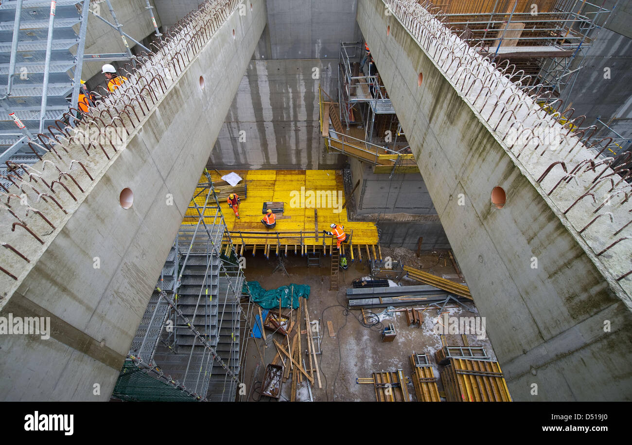 People workrker at the construction site of the X-ray laser 'XFEL' at ...