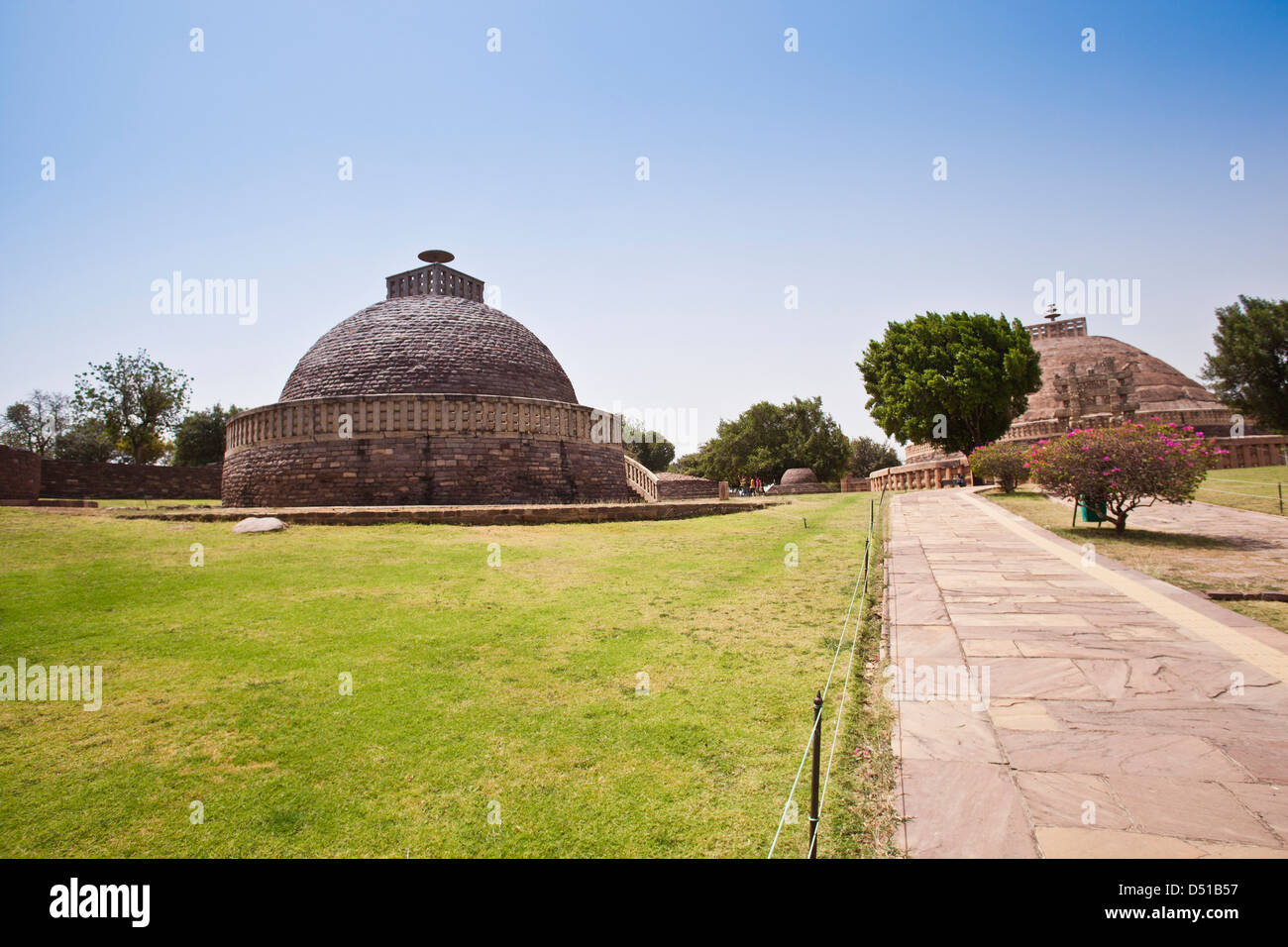 Ancient Buddhist stupas at Sanchi, Madhya Pradesh, India Stock Photo ...