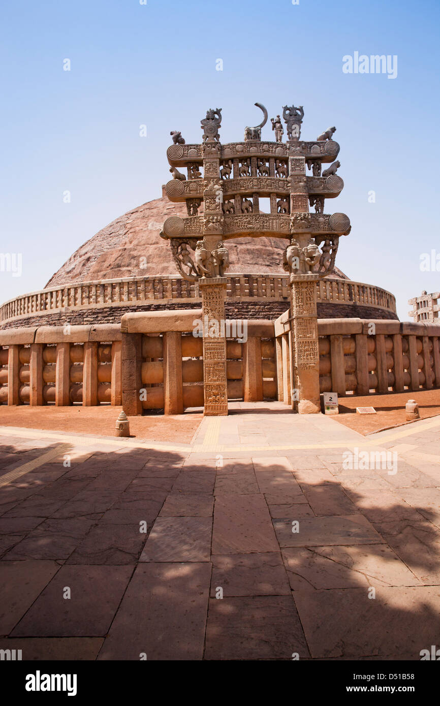 Great Stupa built by Ashoka the Great at Sanchi, Madhya Pradesh, India ...