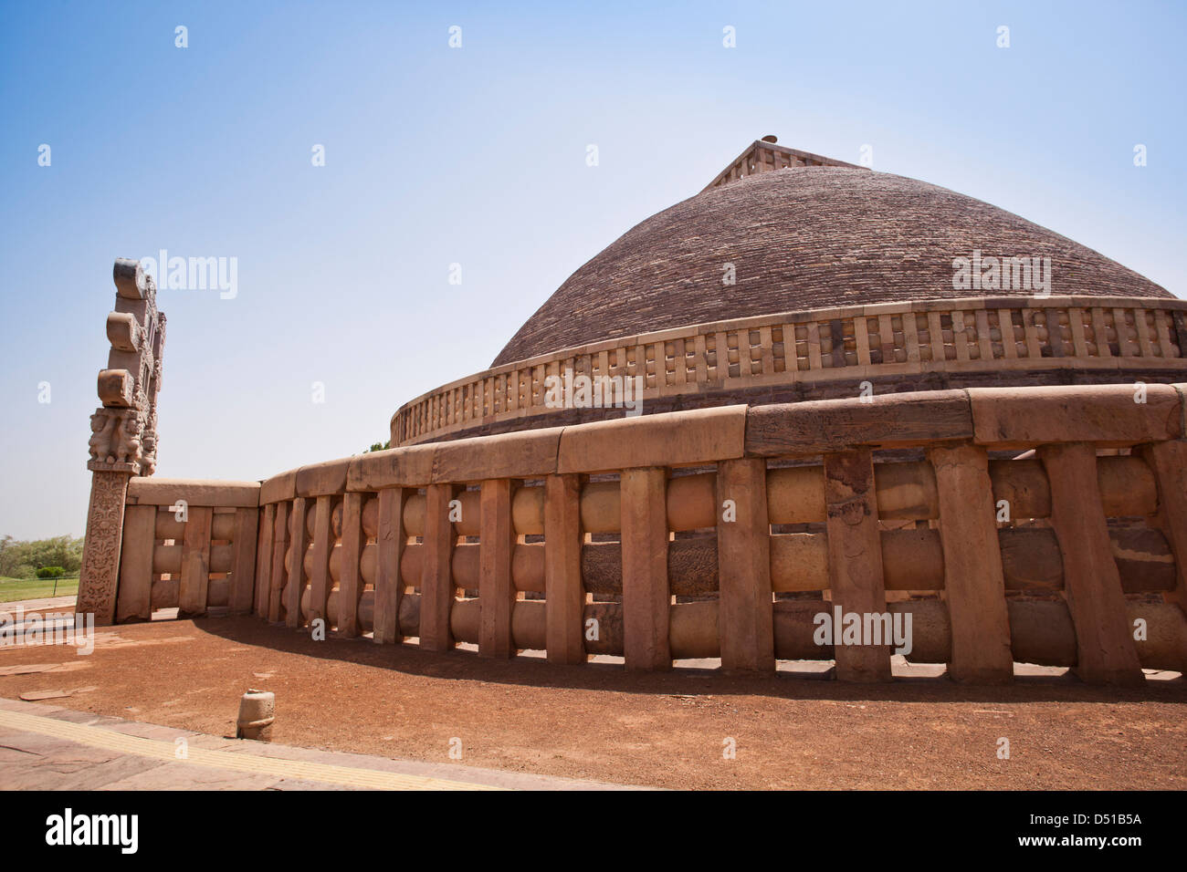 Great Stupa built by Ashoka the Great at Sanchi, Madhya Pradesh, India ...