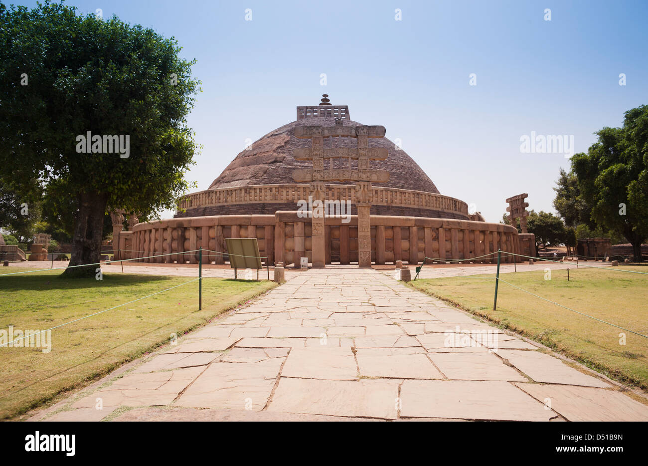 Great Stupa built by Ashoka the Great at Sanchi, Madhya Pradesh, India ...
