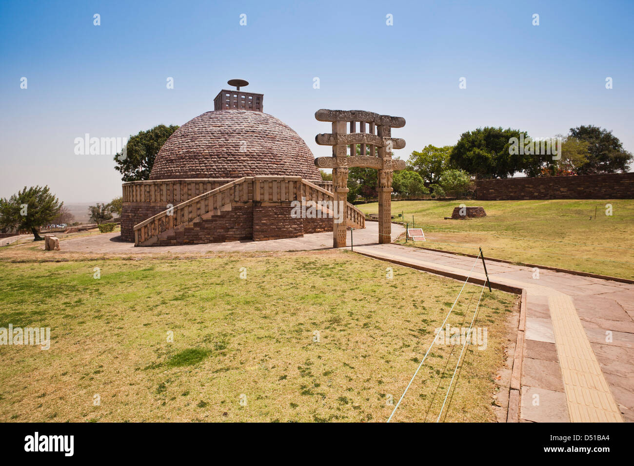 Ancient stupa at Sanchi, Madhya Pradesh, India Stock Photo - Alamy