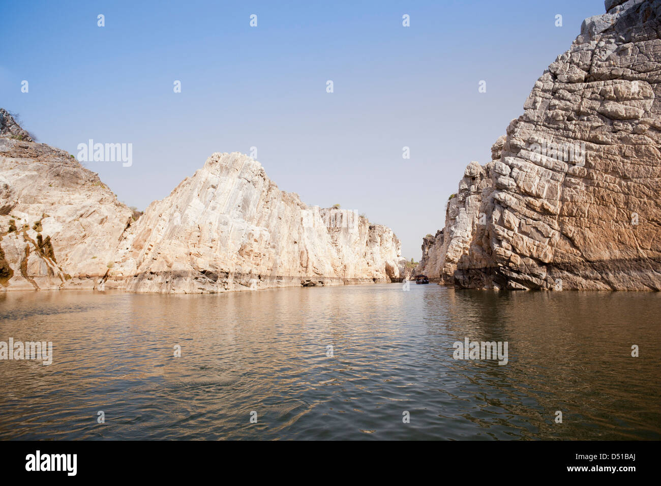 Marble rocks alongside Narmada River, Bhedaghat, Jabalpur District ...