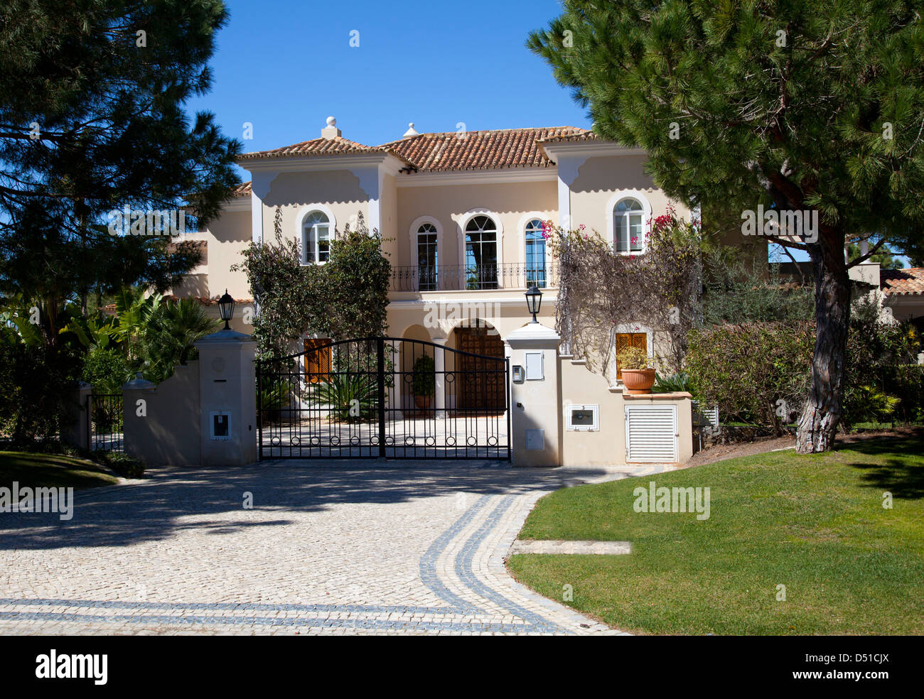 Large gate house hi-res stock photography and images - Alamy