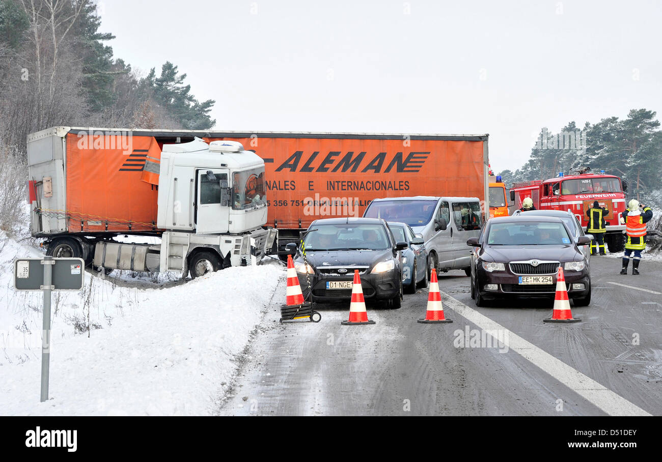 Crashed vehicles line a stretch of Autobahn 13 near Gross Koeris ...