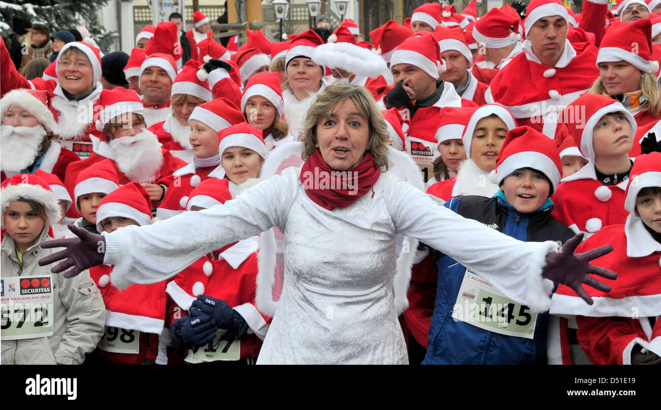 An angel sends 600 Santas off to the second Santa Claus run in ...