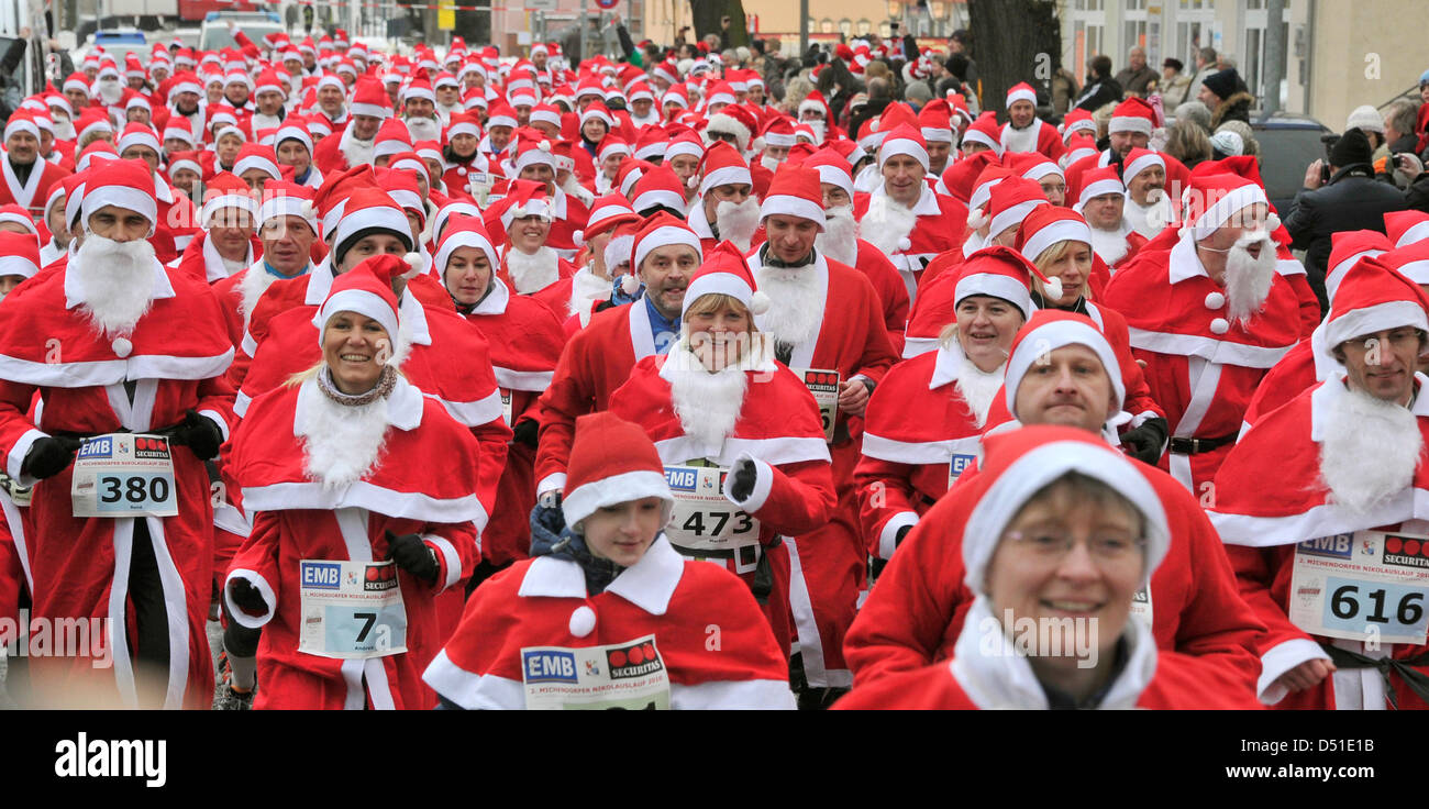 Over 600 Santas take part in the second Santa Claus run in Michendorf ...