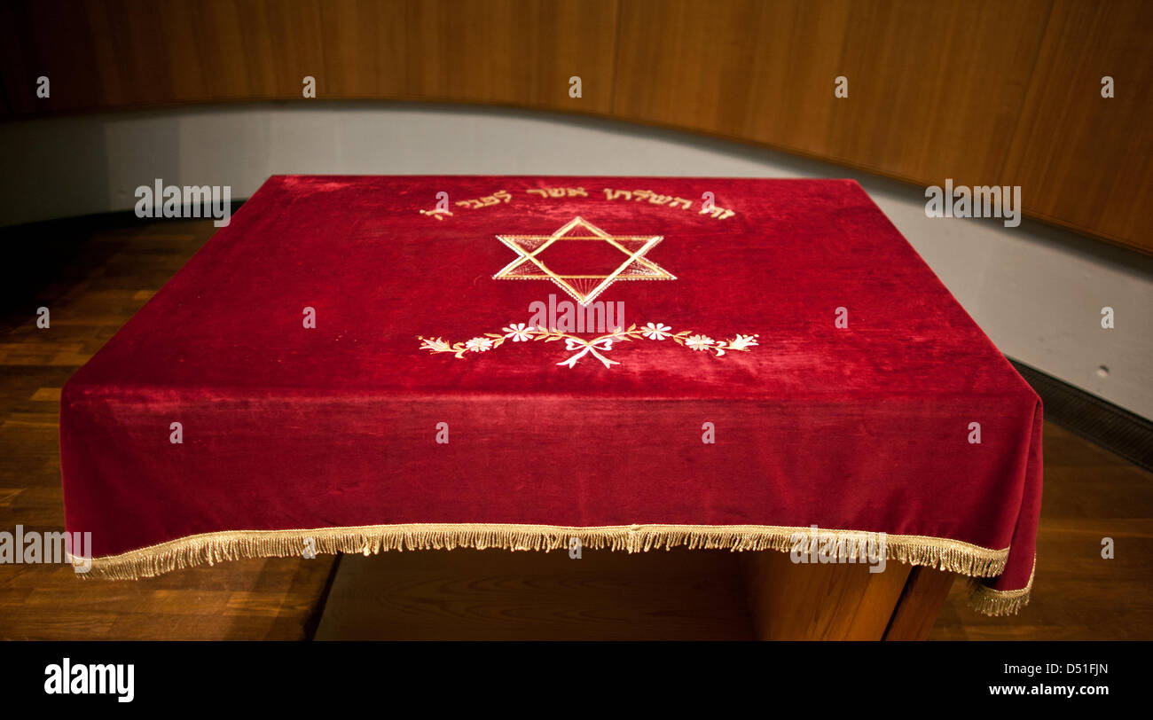New altar cloth hi-res stock photography and images - Alamy