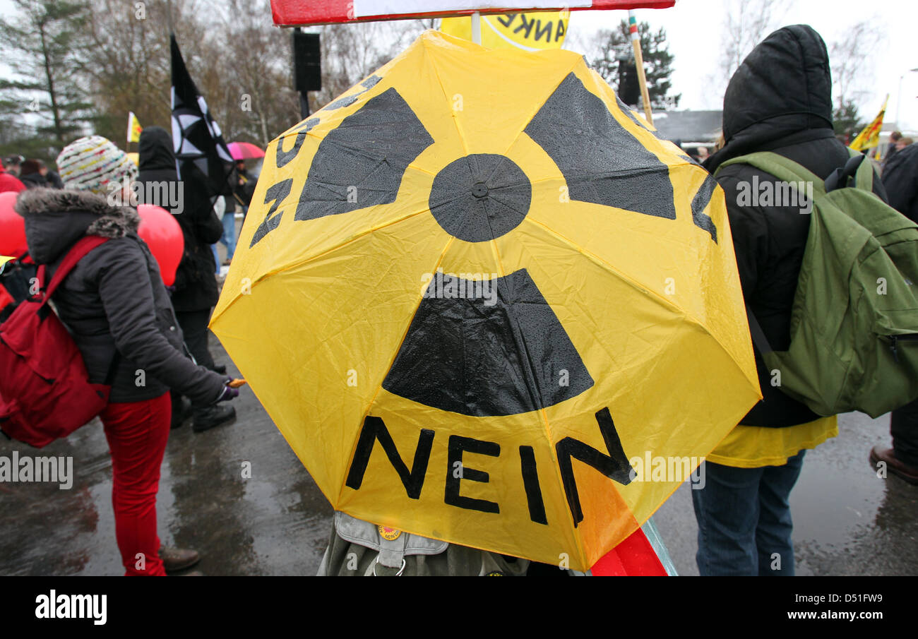 Acitivists protest against nuclear waste transportsin Greifswald ...