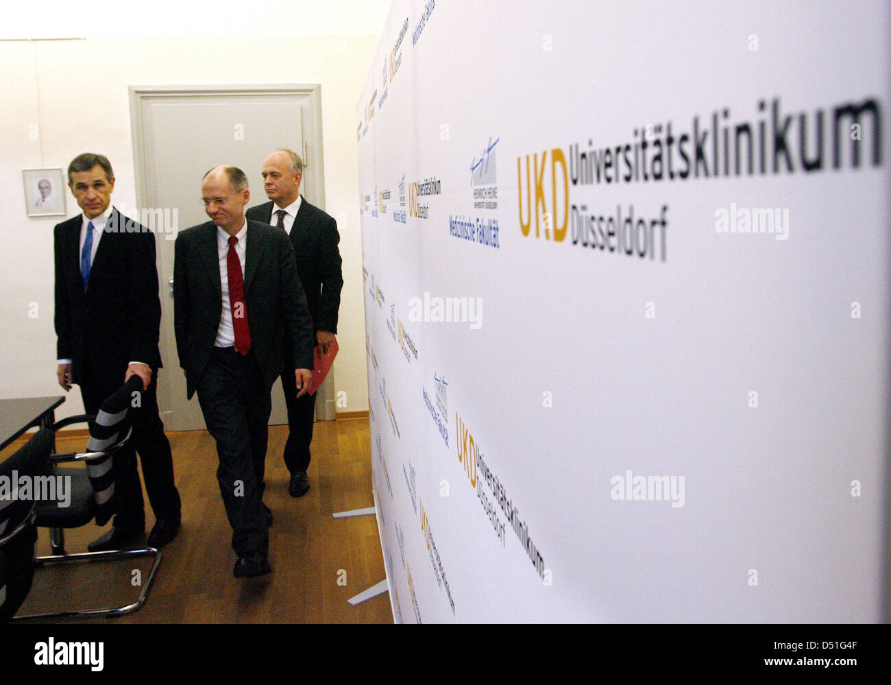 Dass doctor male microphones speak hi-res stock photography and images ...