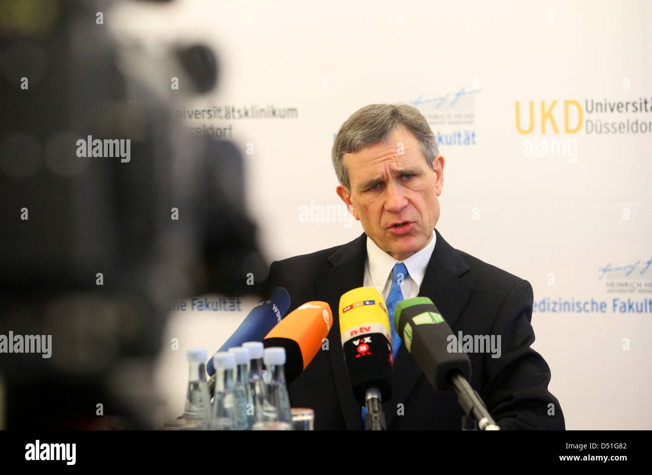 der Arzt Hans-Jacob Steiger informiert am Samstag (11.12.2010) in der ...