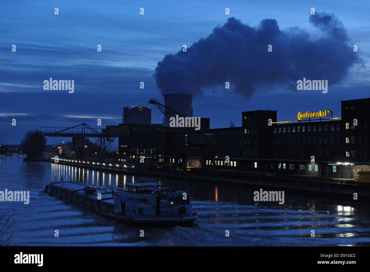The Continental plant building is reflected in the canal in Hanover ...