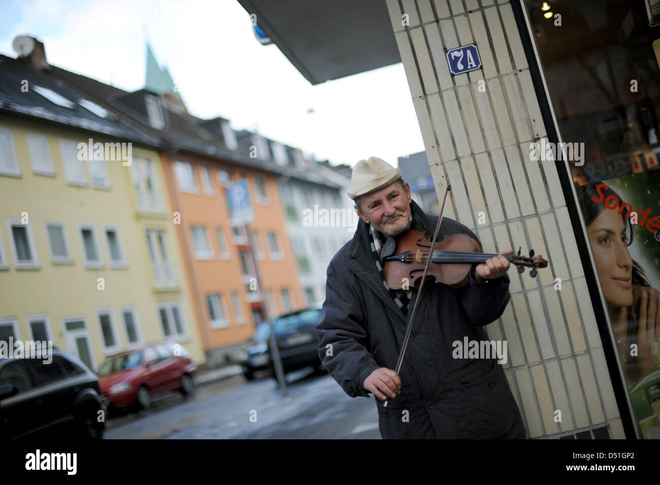 An Hungarian street musician plays in Kassel, Germany, 11 December 2010 ...
