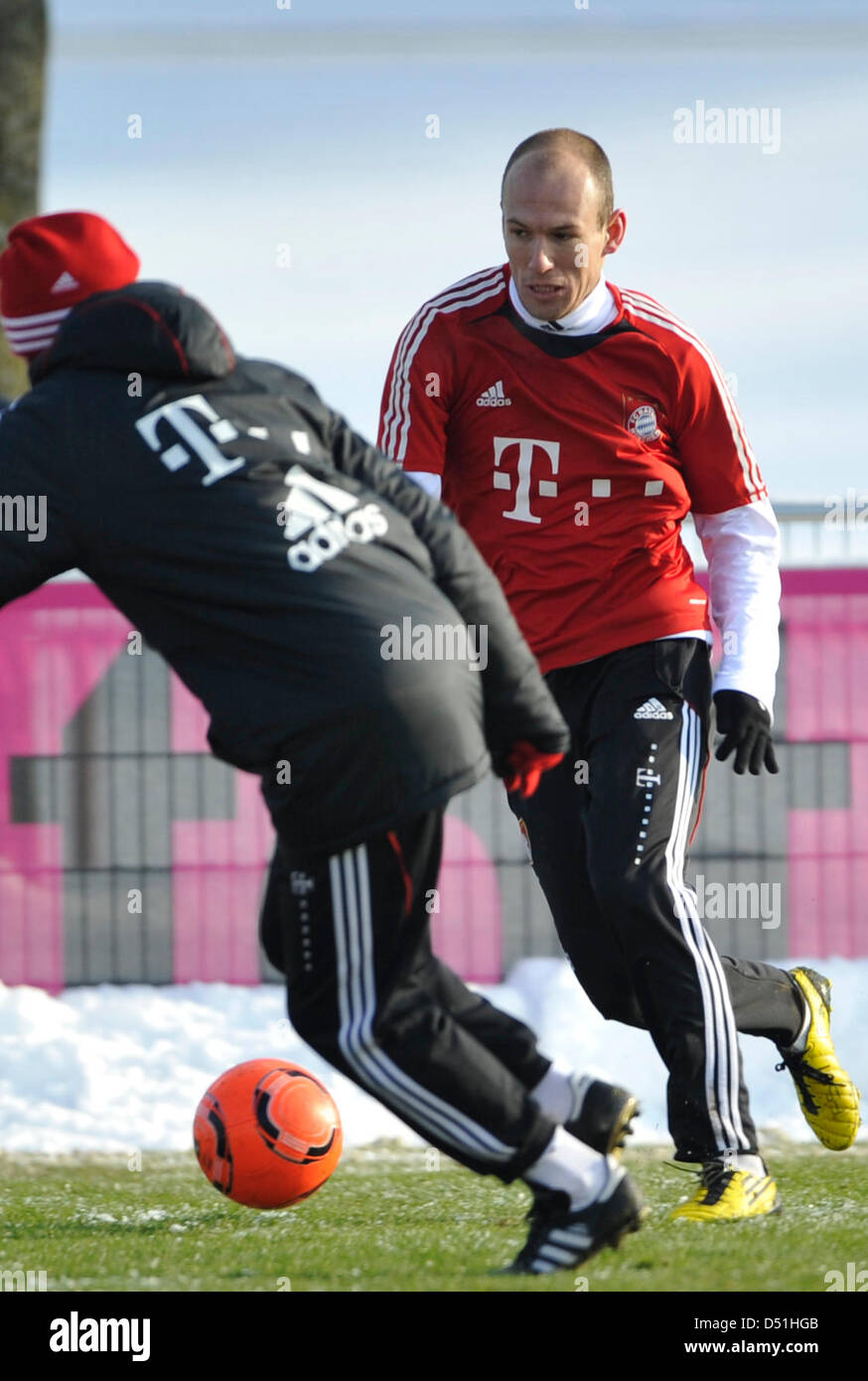 Dutch national soccer player Arjen Robben (R) of FC Bayern Munich is ...
