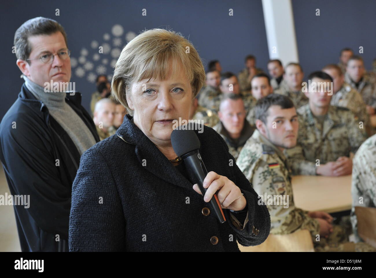 Bundeskanzlerin Angela Merkel und Bundesverteidigungsminister Karl ...