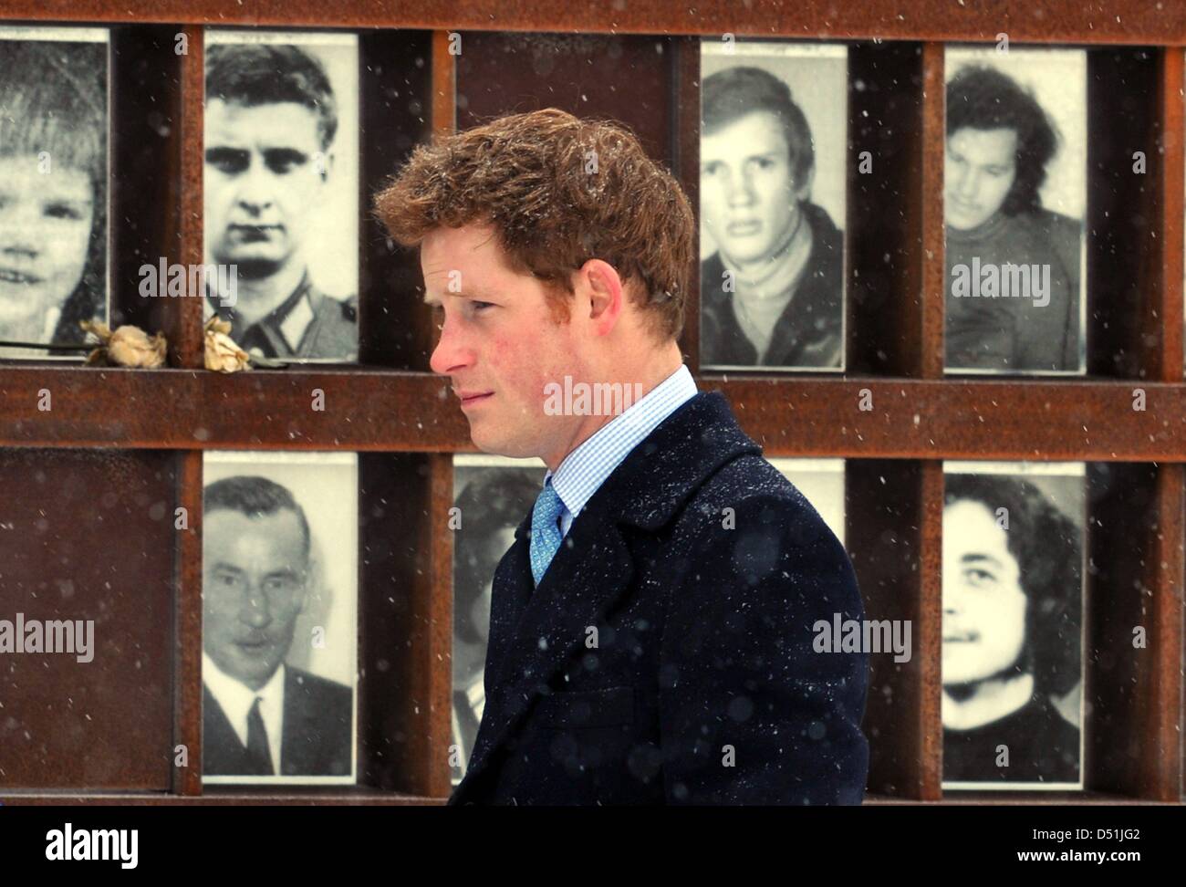 British Prince Harry informs himself on the history of the Berlin Wall ...