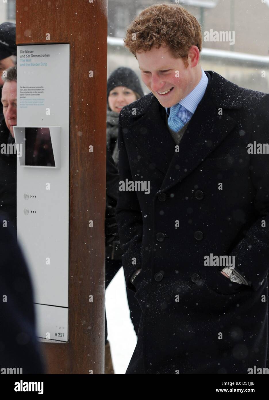 British Prince Harry informs himself on the history of the Berlin Wall ...