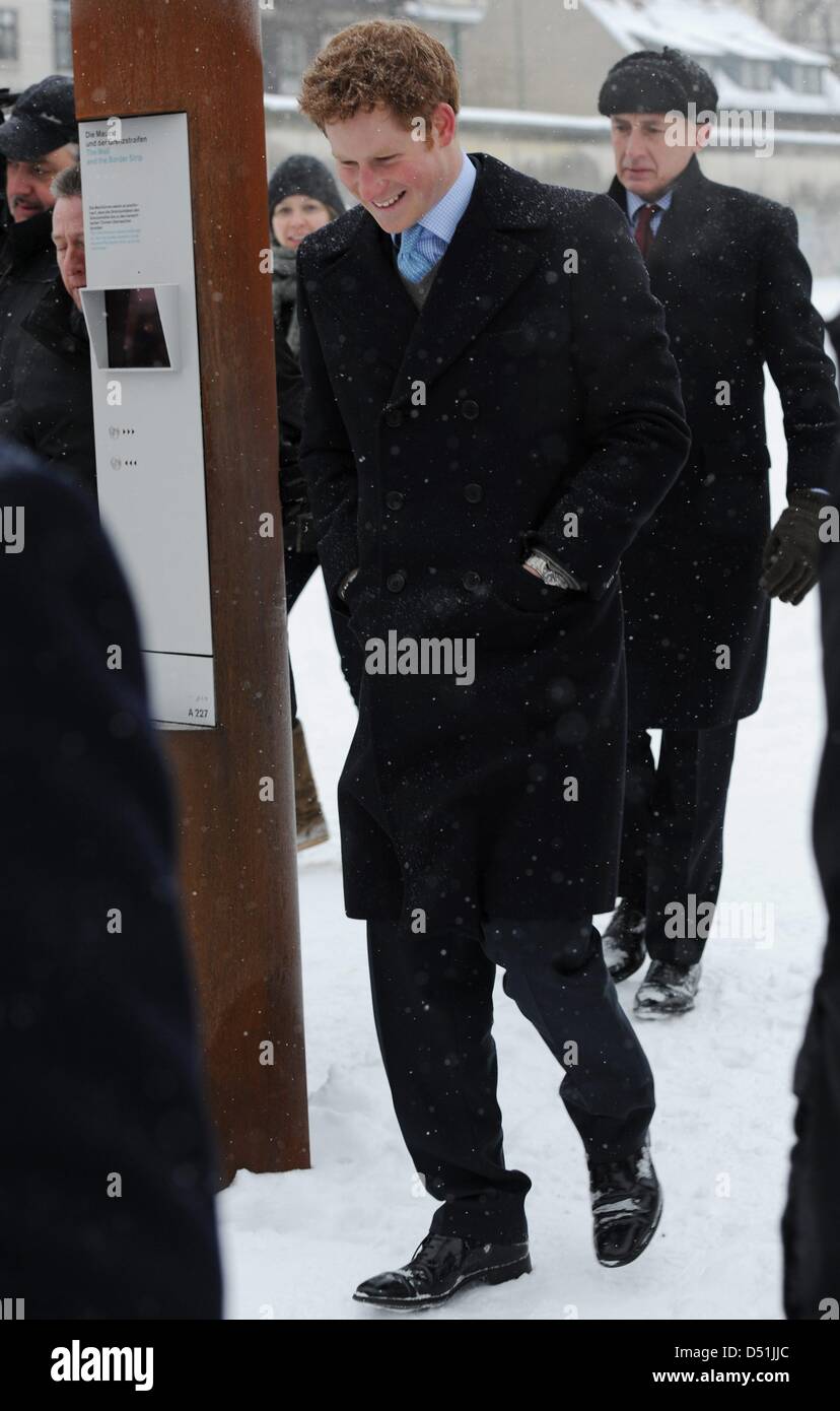 British Prince Harry informs himself on the history of the Berlin Wall ...