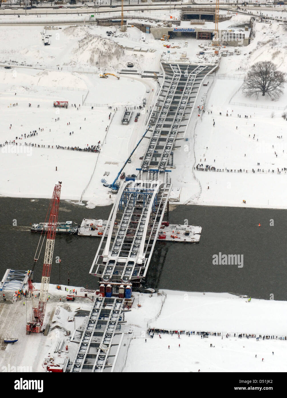 The 1.800ton heavy centrepiece of the Waldschloesschen Bridge is ...