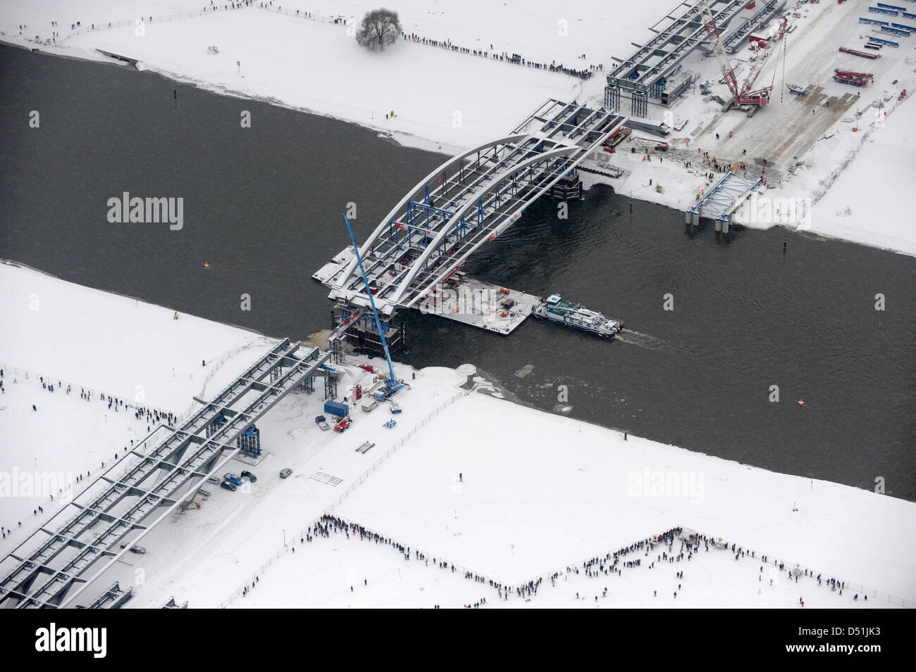 The 1.800ton heavy centrepiece of the Waldschloesschen Bridge is ...